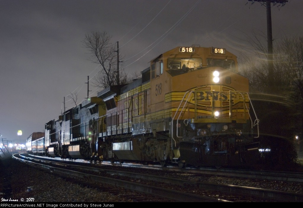 BNSF 518 Q525 gets re-crewed in the rain